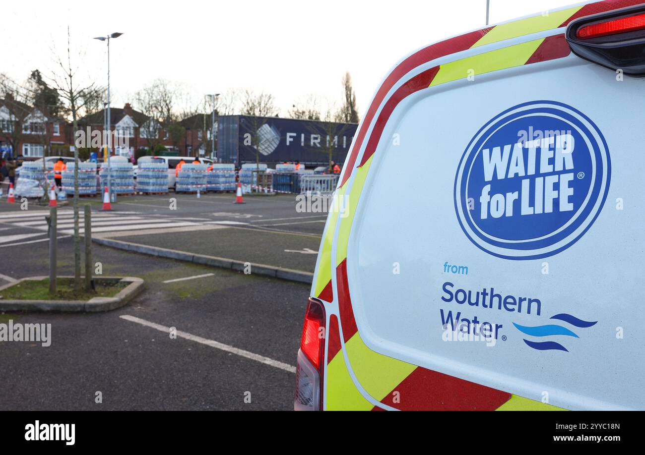 Water collection point in Southampton after a water outage left 58,000 ...