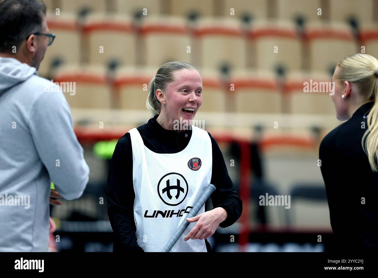 241221 Pixbos Emma Stenberg innan innebandymatchen i damernas SSL ...