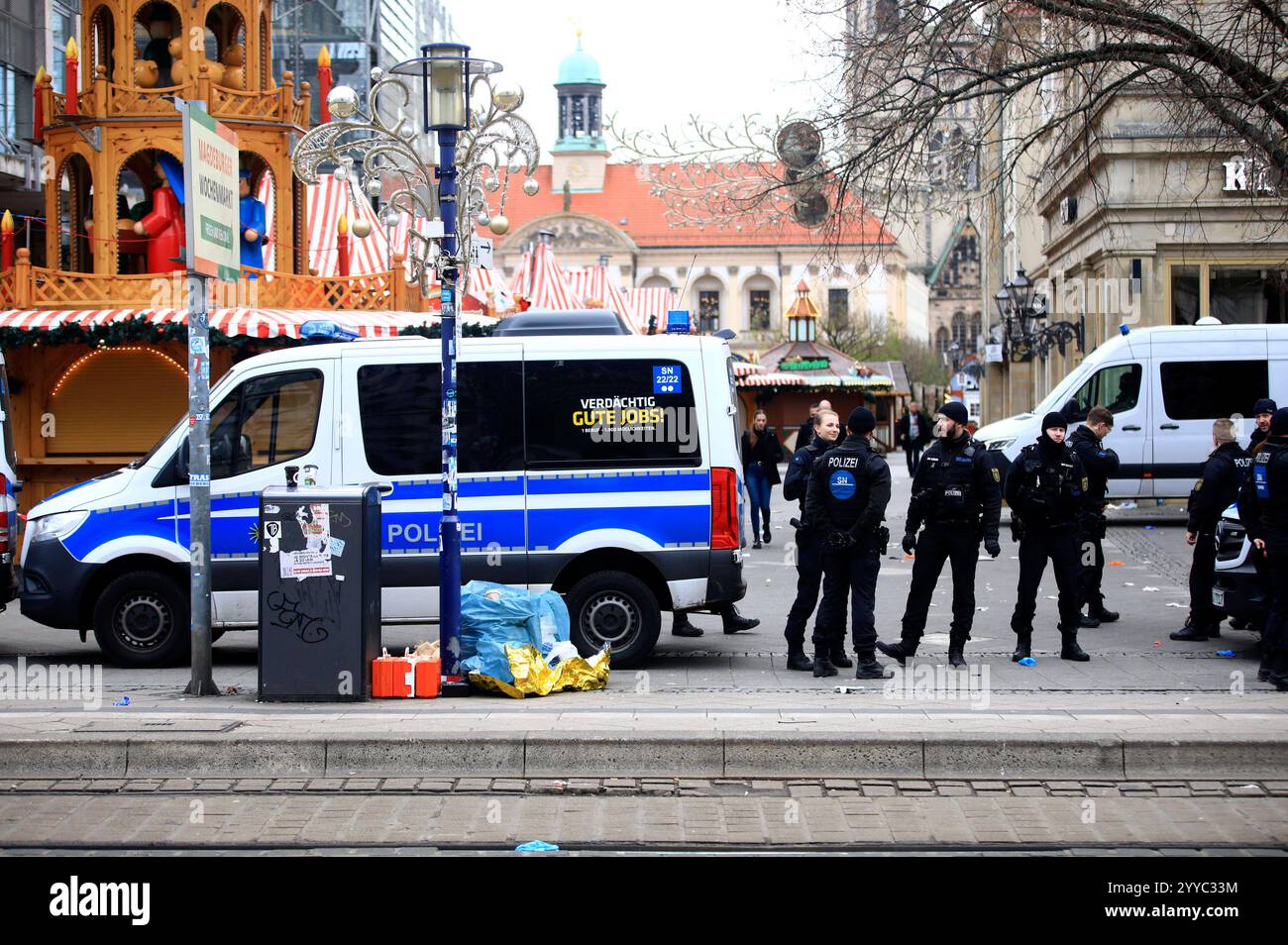 Polizeipräsenz nach dem Anschlag auf dem Magdeburger Weihnachtsmarkt ...