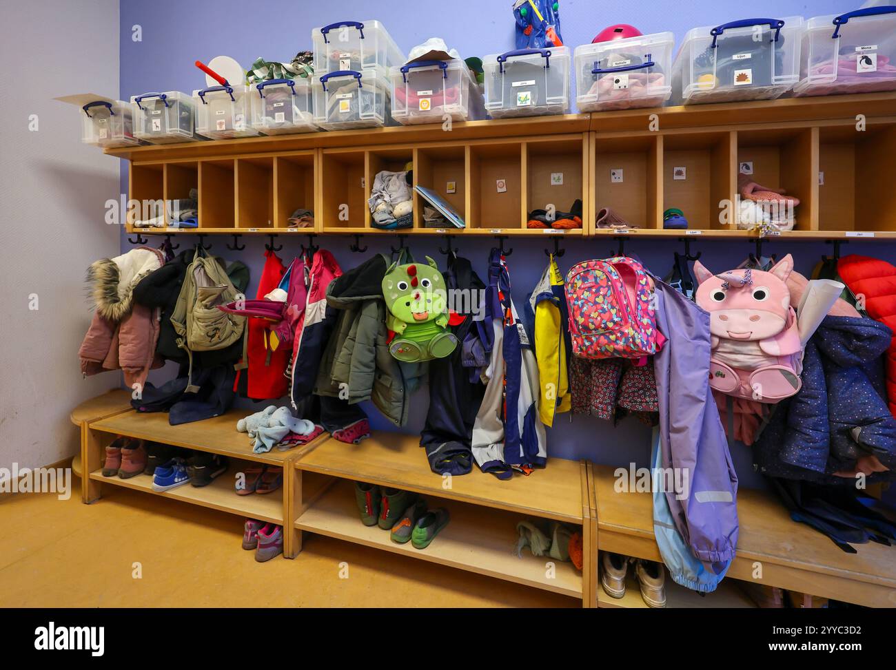 Deutschland - Symbolbild KITA. Maentel, Jacken, und Einhorn Rucksaecke ...