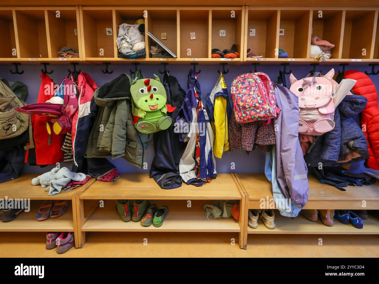 Deutschland - Symbolbild KITA. Maentel, Jacken, und Einhorn Rucksaecke ...