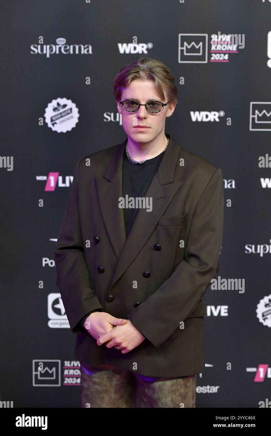 Ennio Sänger 12/24 thg Ennio auf dem Roten Teppich zur Verleihung der ...