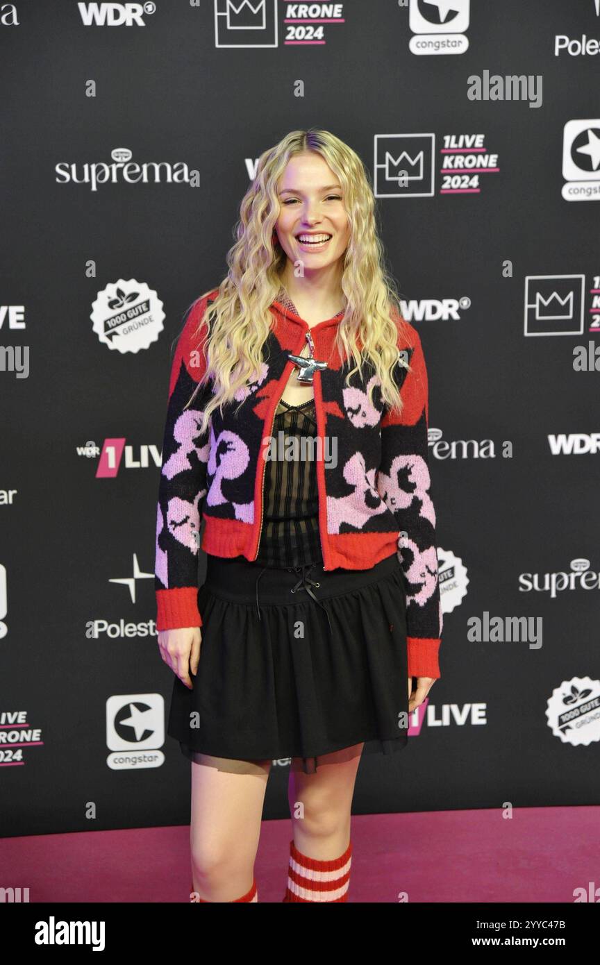 Esther Graf Sängerin 12/24 thg Esther Graf auf dem Roten Teppich zur ...