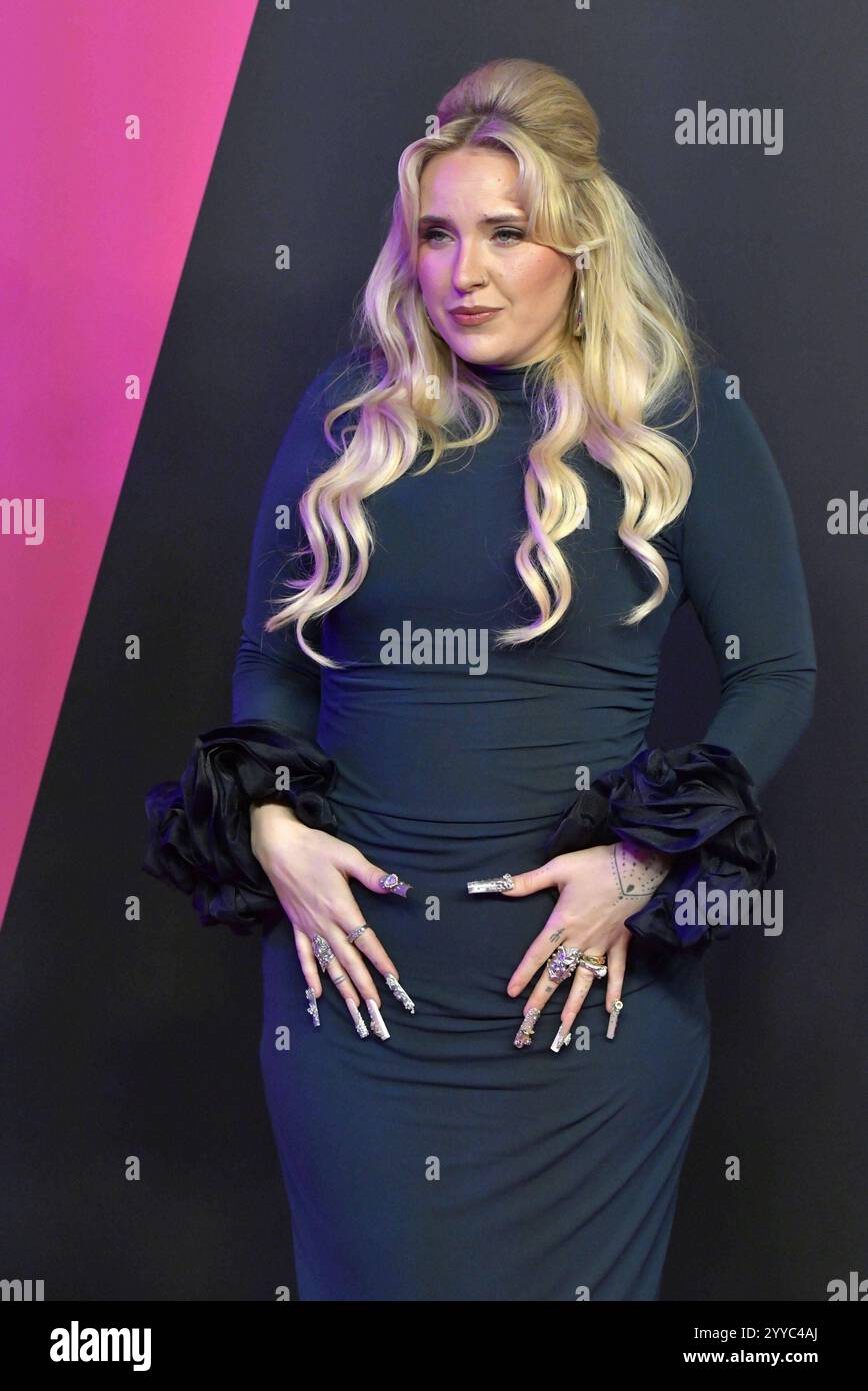 Ãsdis Sängerin 12/24 thg Asdis auf dem Roten Teppich zur Verleihung der ...