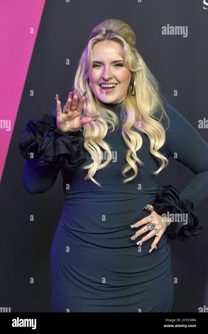 Ãsdis Sängerin 12/24 thg Asdis auf dem Roten Teppich zur Verleihung der ...