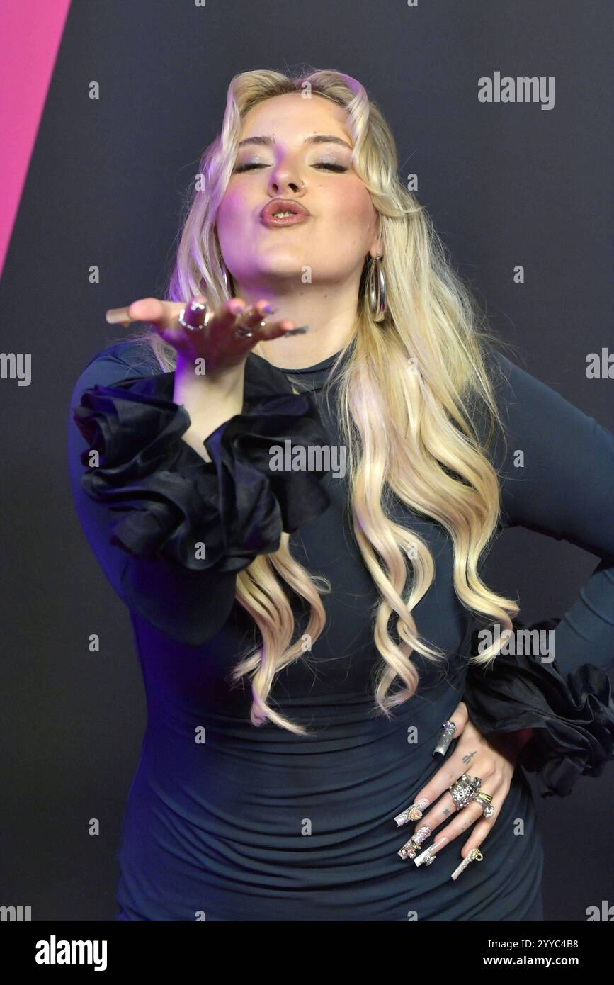 Ãsdis Sängerin 12/24 thg Asdis auf dem Roten Teppich zur Verleihung der ...