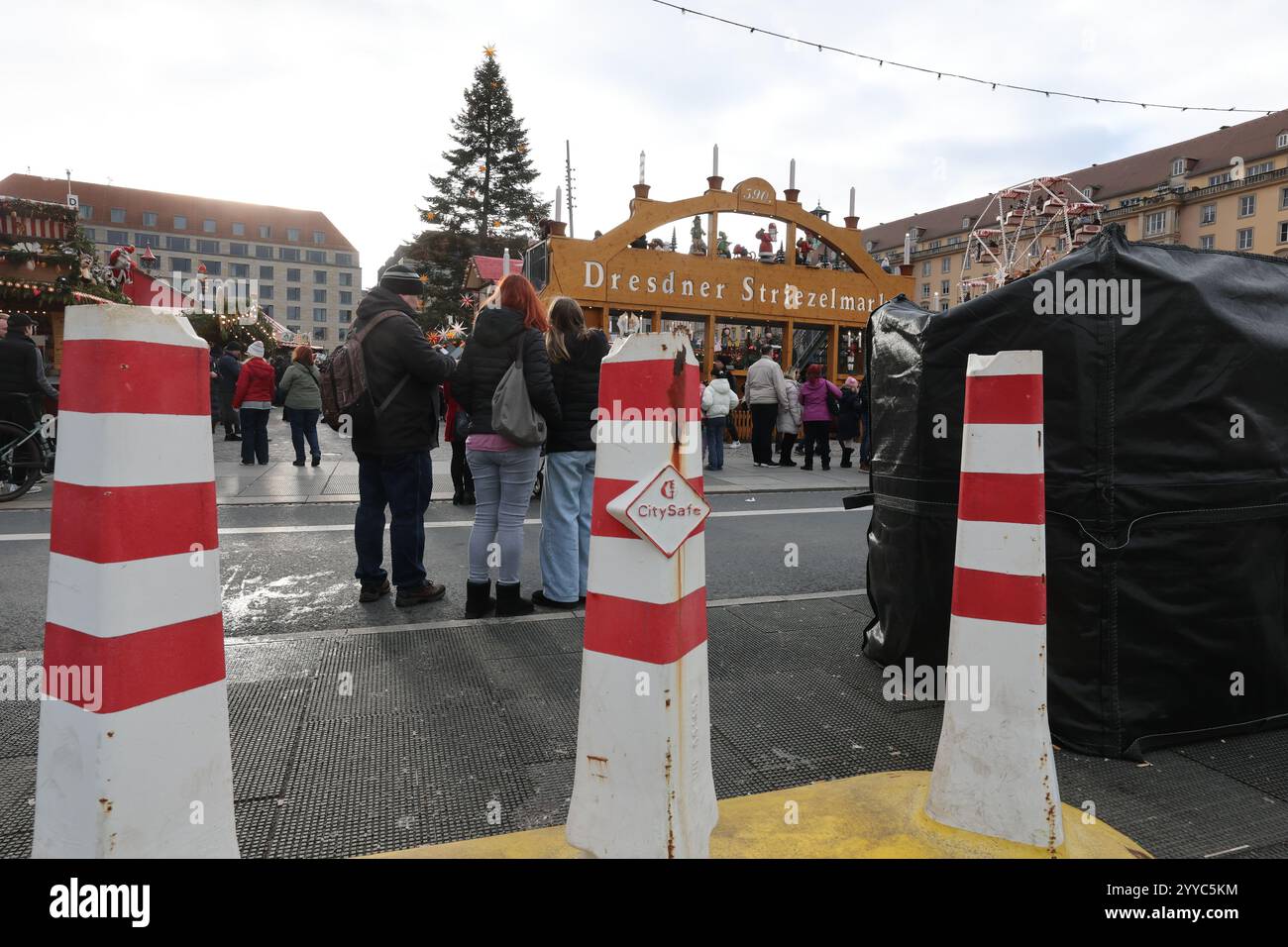 Dresden, Germany. 21st Dec, 2024. Mobile vehicle barriers in front of the Striezelmarkt. The ...