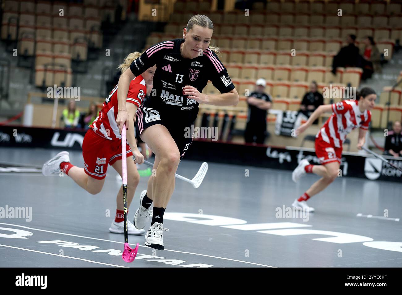 241221 Faluns Cajsa Lindén under innebandymatchen i damernas SSL mellan ...