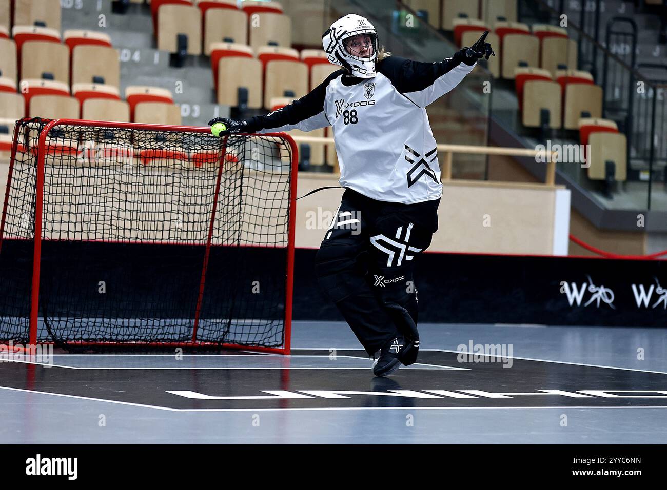 241221 Faluns målvakt Jenny Axelsson under innebandymatchen i damernas ...