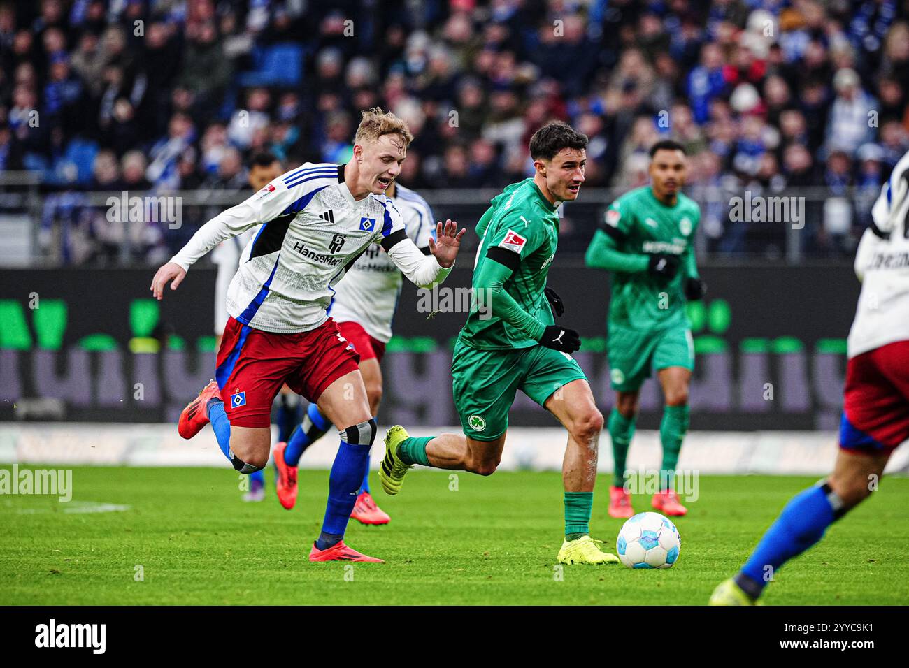 Adam Karabec (Hamburger SV, #17), Marco Meyerhoefer (SpVgg Greuther ...