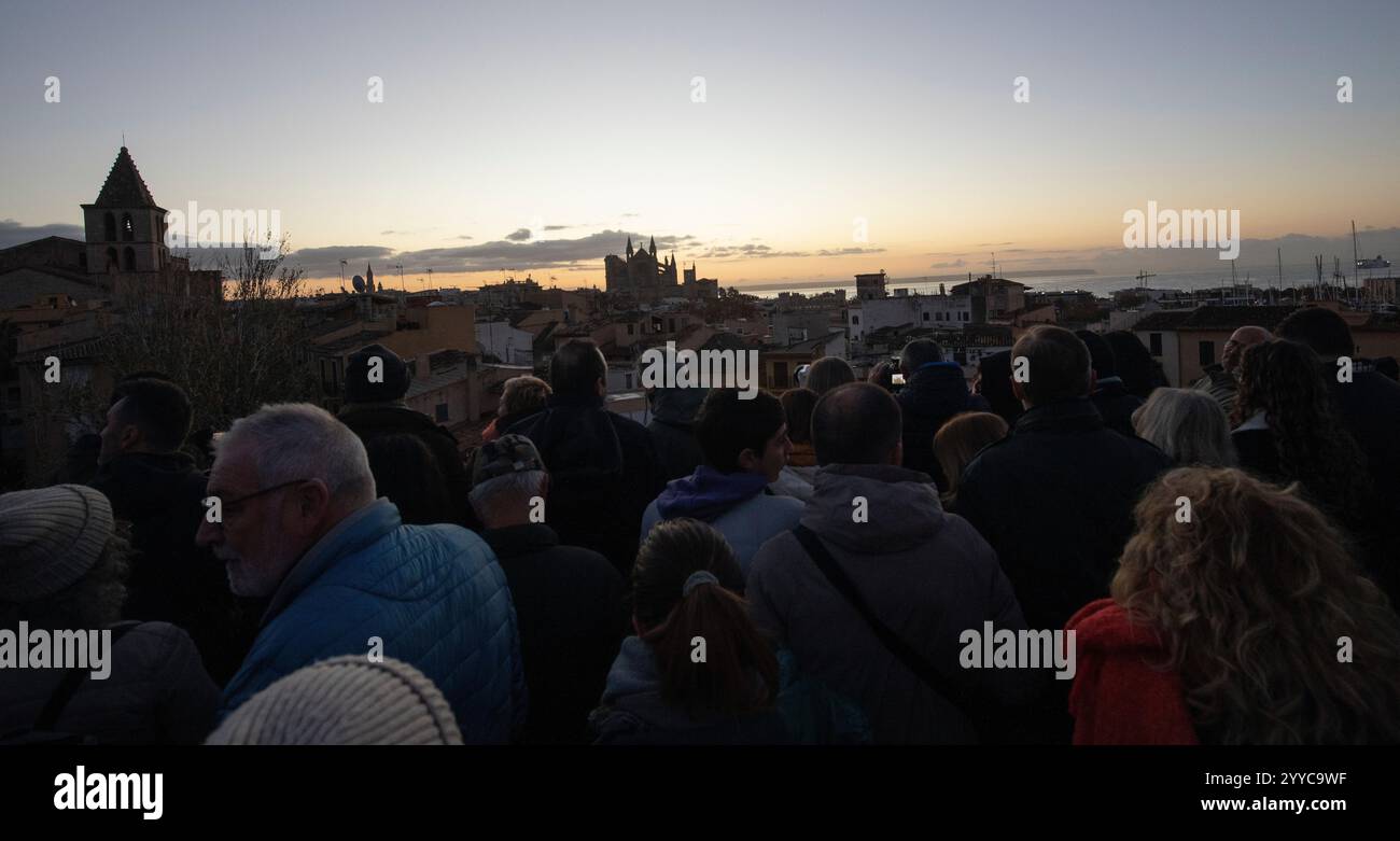 Palma, Spain. 21st Dec, 2024. Locals and tourists meet at dawn to watch ...