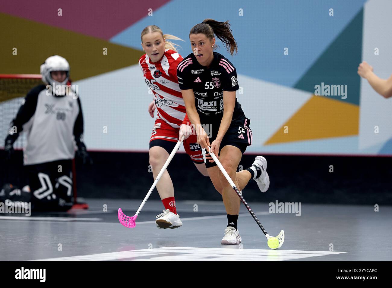 241221 Faluns Tone Einstulen under innebandymatchen i damernas SSL ...