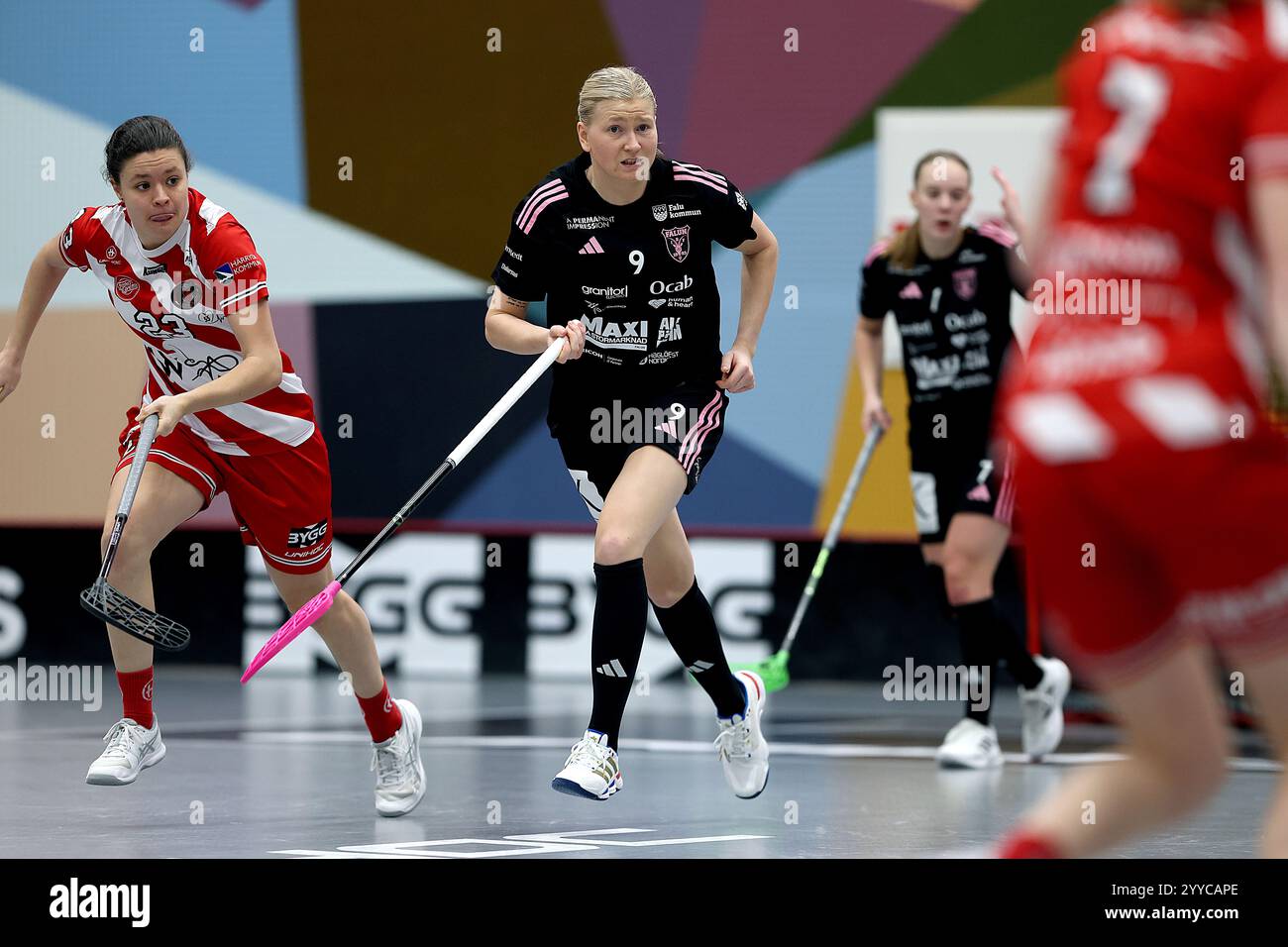 241221 Faluns Ellen Svensson under innebandymatchen i damernas SSL ...