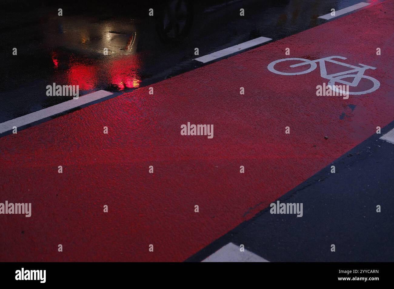 Roter Radweg auf nassem Asphalt bei Regen Roter Radweg auf nassem ...