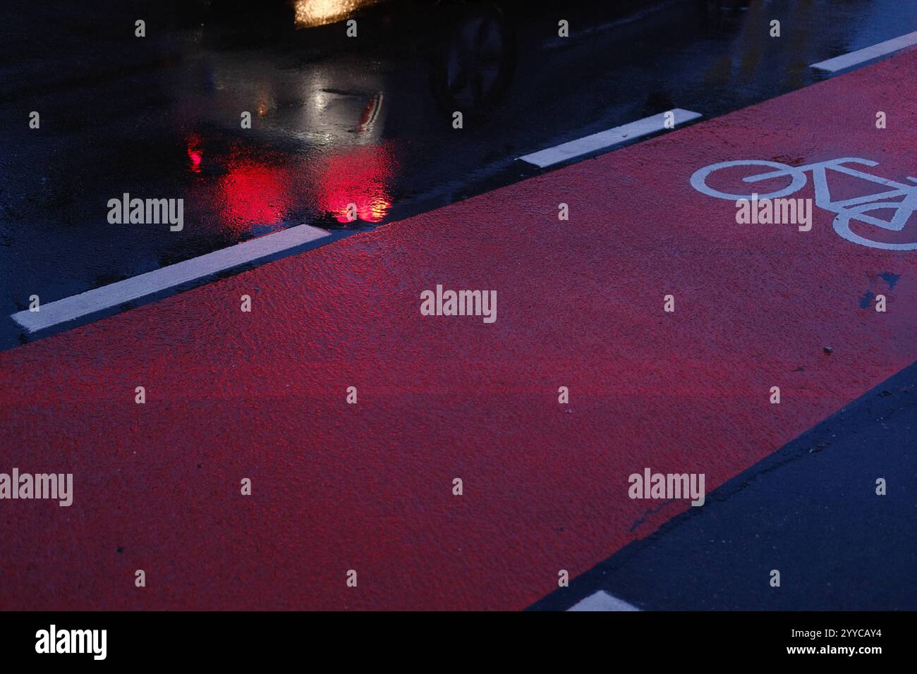 Roter Radweg auf nassem Asphalt bei Regen Roter Radweg auf nassem ...