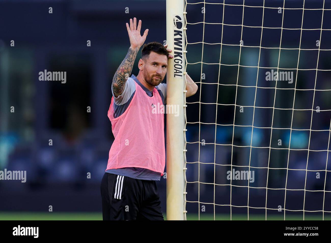 Lionel messi of barcelona shooting hi-res stock photography and images ...
