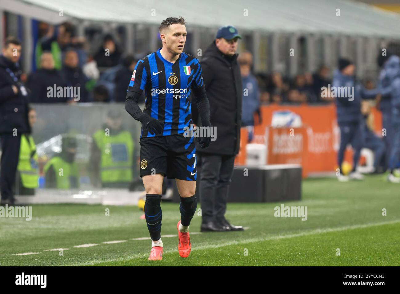 Milan, Italy. 20th Dec, 2024. Italy, Milan, 2024-12-19: Piotr Zielinski (FC Inter) waiting for a ...