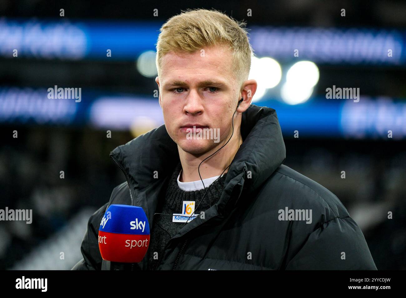 Jonathan Burkardt (1. FSV Mainz 05, #29) beim TV Interview vor der ...