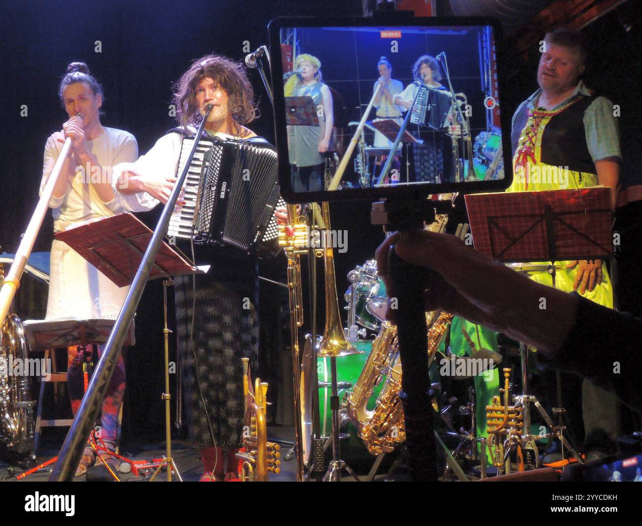 Der deutsche Jazz-Trompeter Matthias Schriefl an Alphorn und Akkordeon ...