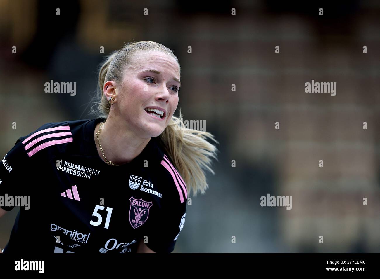 241221 Faluns Sereina Zwissler under innebandymatchen i damernas SSL ...