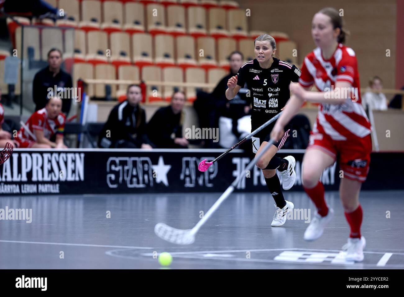 241221 Faluns Eva Skaslien under innebandymatchen i damernas SSL mellan ...