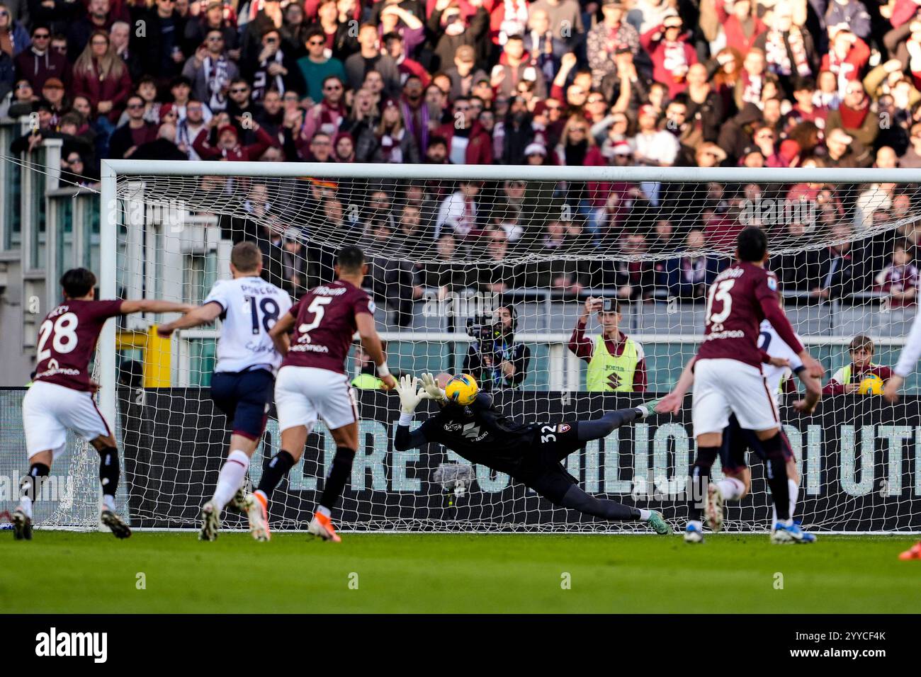 Torino, Italia. 21st Dec, 2024. Torino's goalkeeper Vanja Milinkovic ...