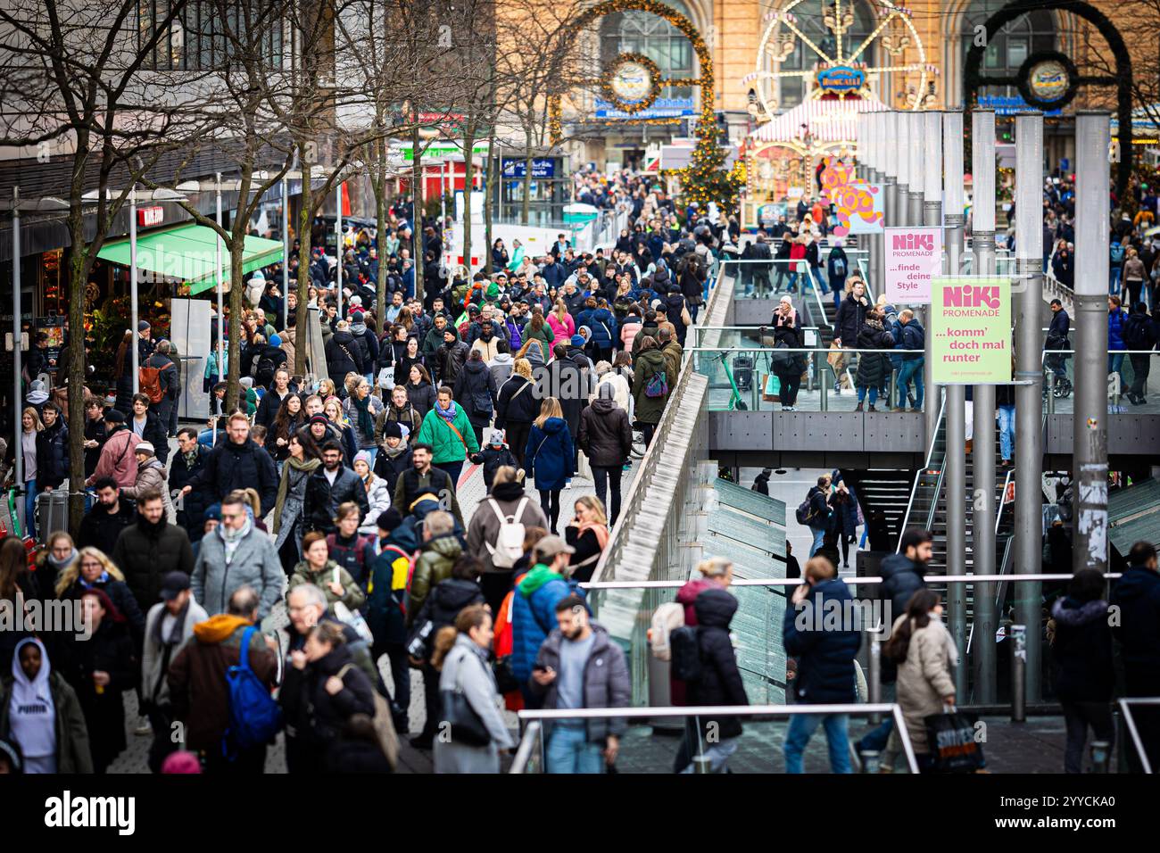 Hanover, Germany. 21st Dec, 2024. Numerous passers-by walk through the ...