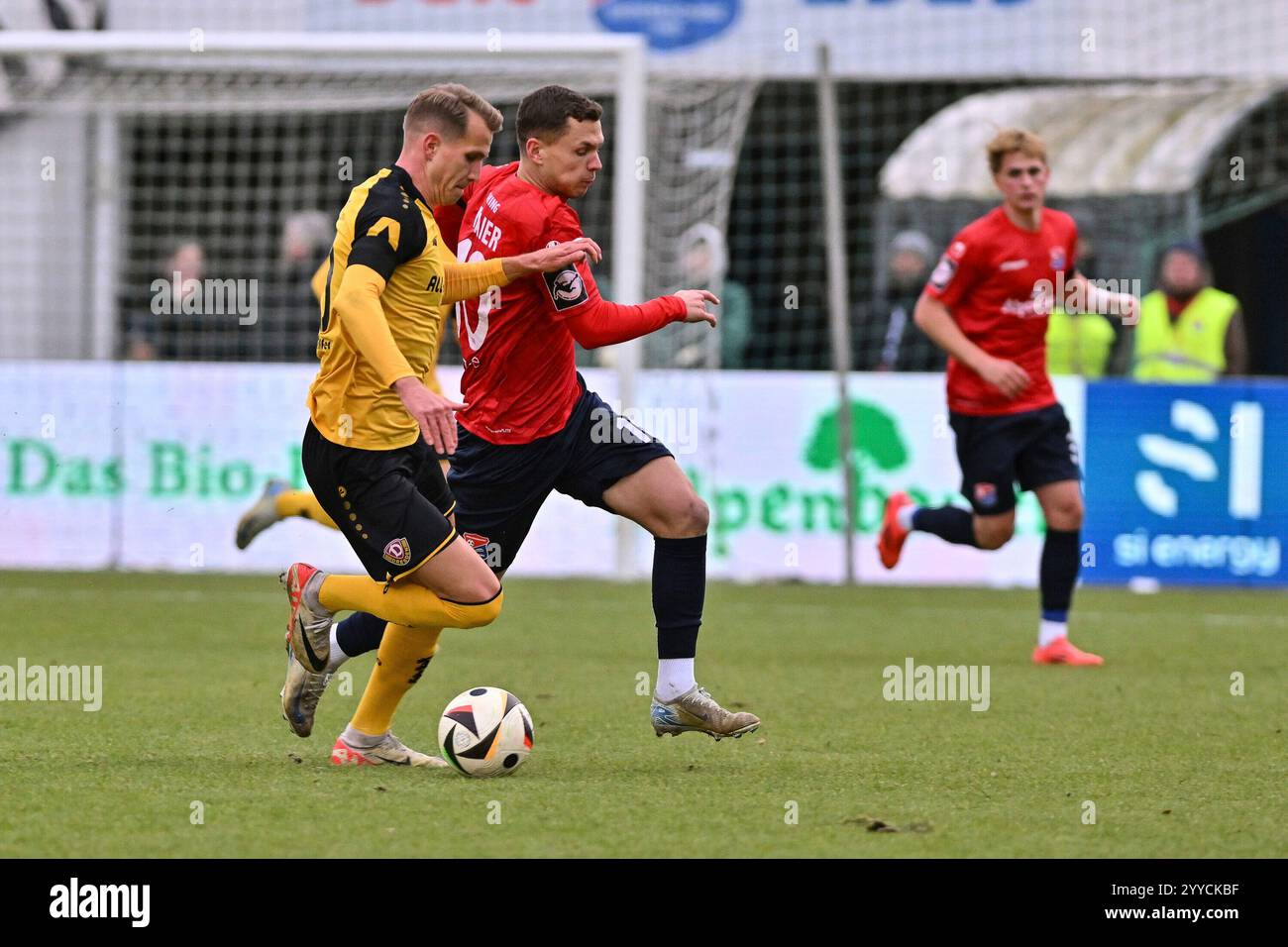 im Duell Lukas BOEDER (Dynamo Dresden 29) und Sebastian MAIER (SpVgg ...