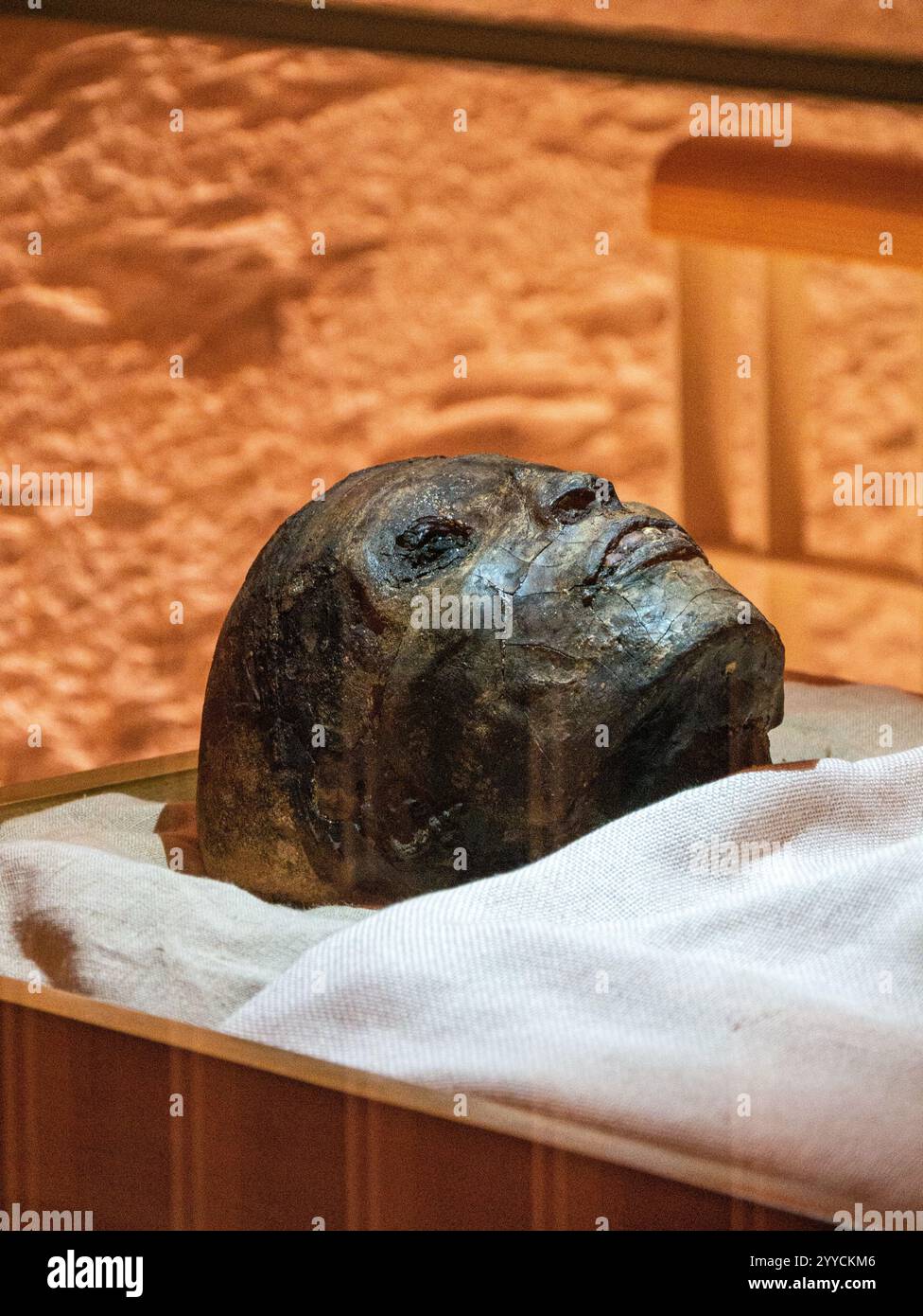 Tomb of Tutenkhamun (KV62) and his exposed mummified head in the Valley ...