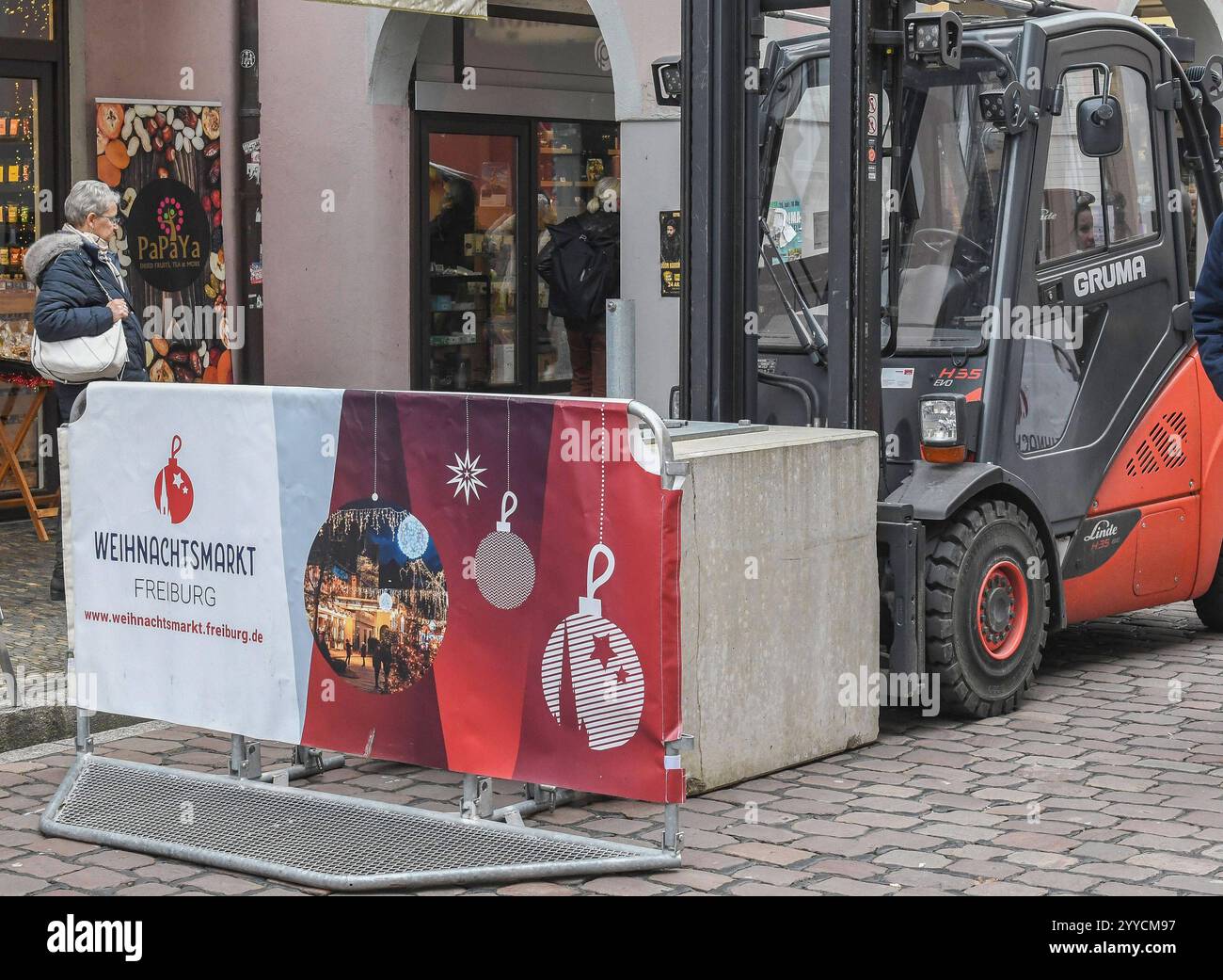 Provisorische Absperrung am Zugang zum Weihnachtsmarkt in Freiburg ...