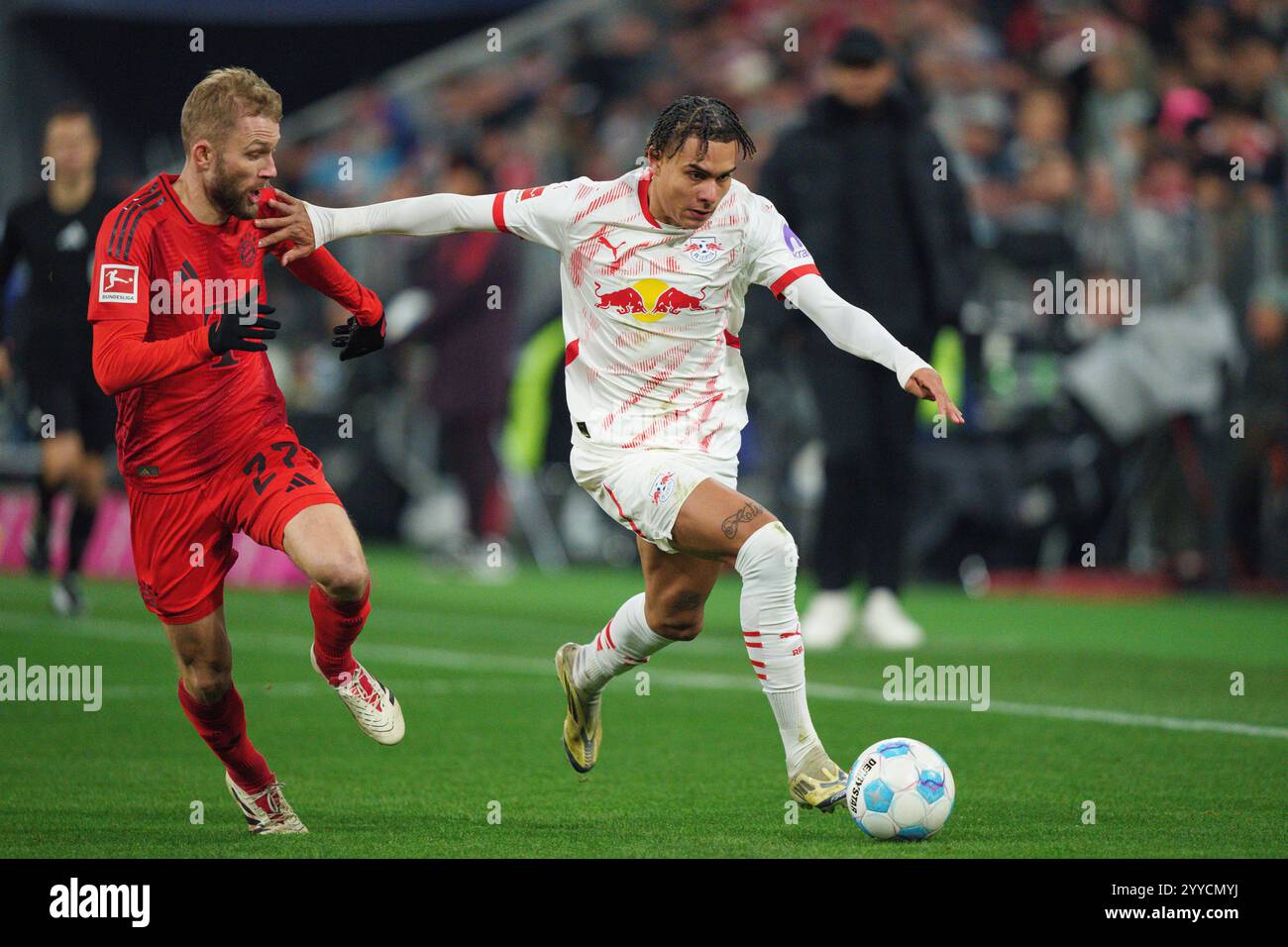 Antonio Nusa, RB Leipzig 7 compete for the ball, tackling, duel, header ...