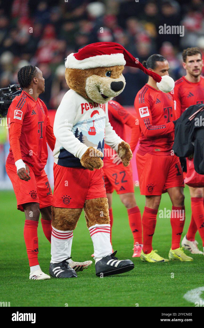Mathys Tel, FCB 39 FCB mascot Bernie , Maskottchen, in the match FC ...