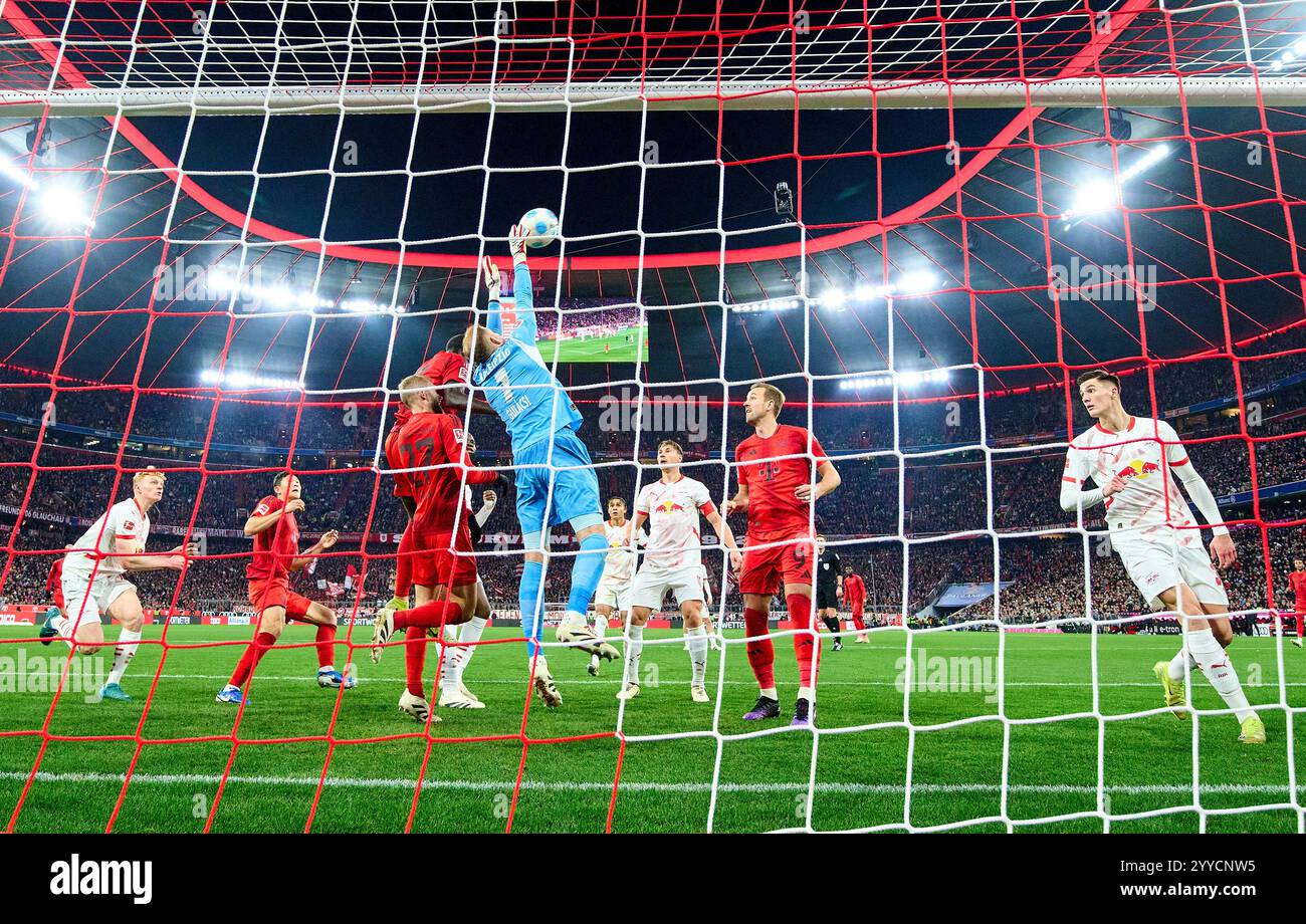 Peter GULACSI, goalkeeper RB Leipzig 1 defend against Harry Kane, FCB 9 ...