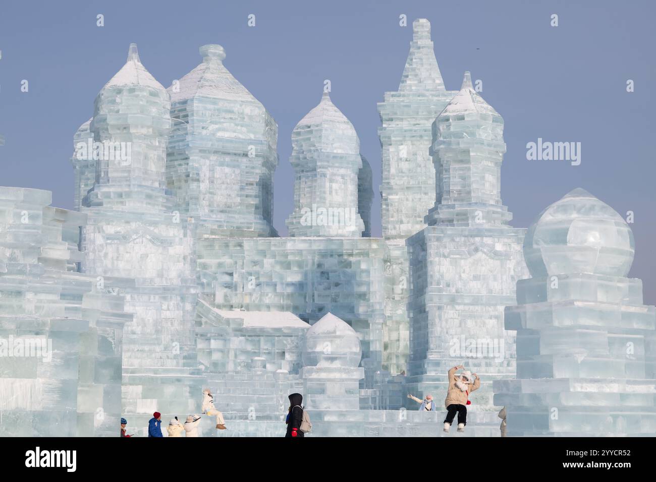 (241221) -- HARBIN, Dec. 21, 2024 (Xinhua) -- Tourists visit the Harbin ...