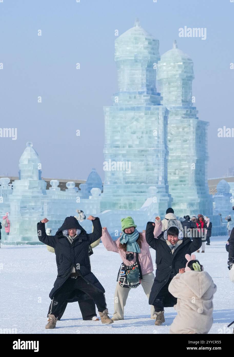 (241221) -- HARBIN, Dec. 21, 2024 (Xinhua) -- Tourists pose for photos ...