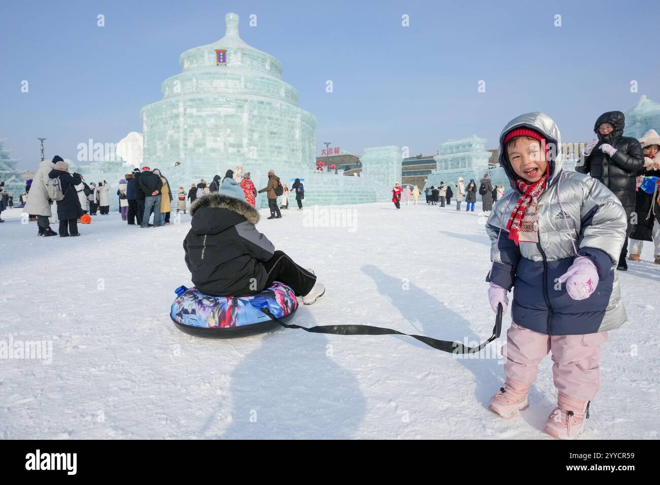 (241221) -- HARBIN, Dec. 21, 2024 (Xinhua) -- Children play at the ...