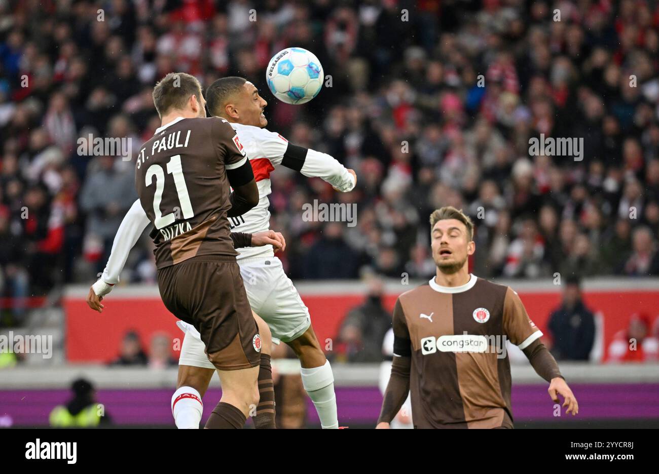 Stuttgart, Deutschland. 21st Dec, 2024. Strafraumszene, Torraumszene Kopfballduell Zweikampf ...