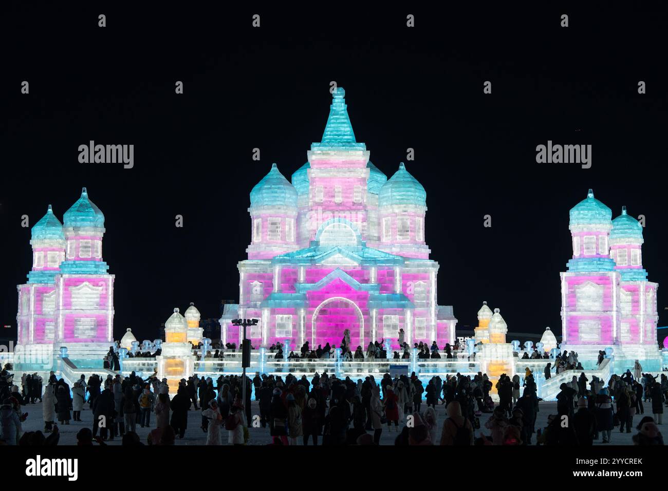 (241221) -- HARBIN, Dec. 21, 2024 (Xinhua) -- Tourists visit the Harbin ...