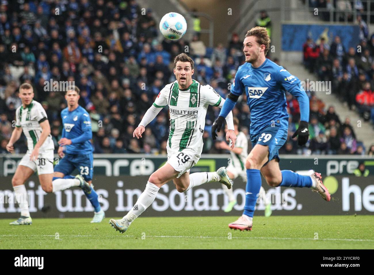 Joe Scally (Borussia Moenchengladbach, #29) fokusiert den Ball Jacob ...