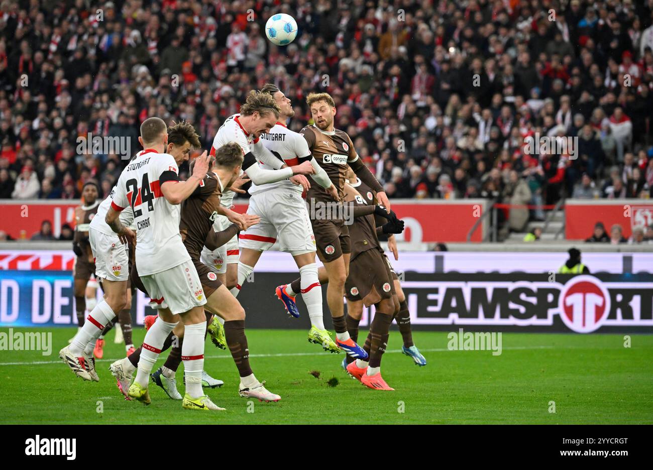 Stuttgart, Deutschland. 21st Dec, 2024. Strafraumszene, Torraumszene Kopfballduell Zweikampf ...