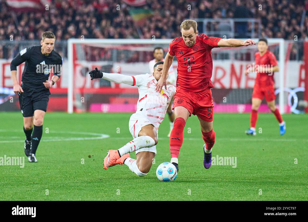 Harry Kane, FCB 9 compete for the ball, tackling, duel, header ...