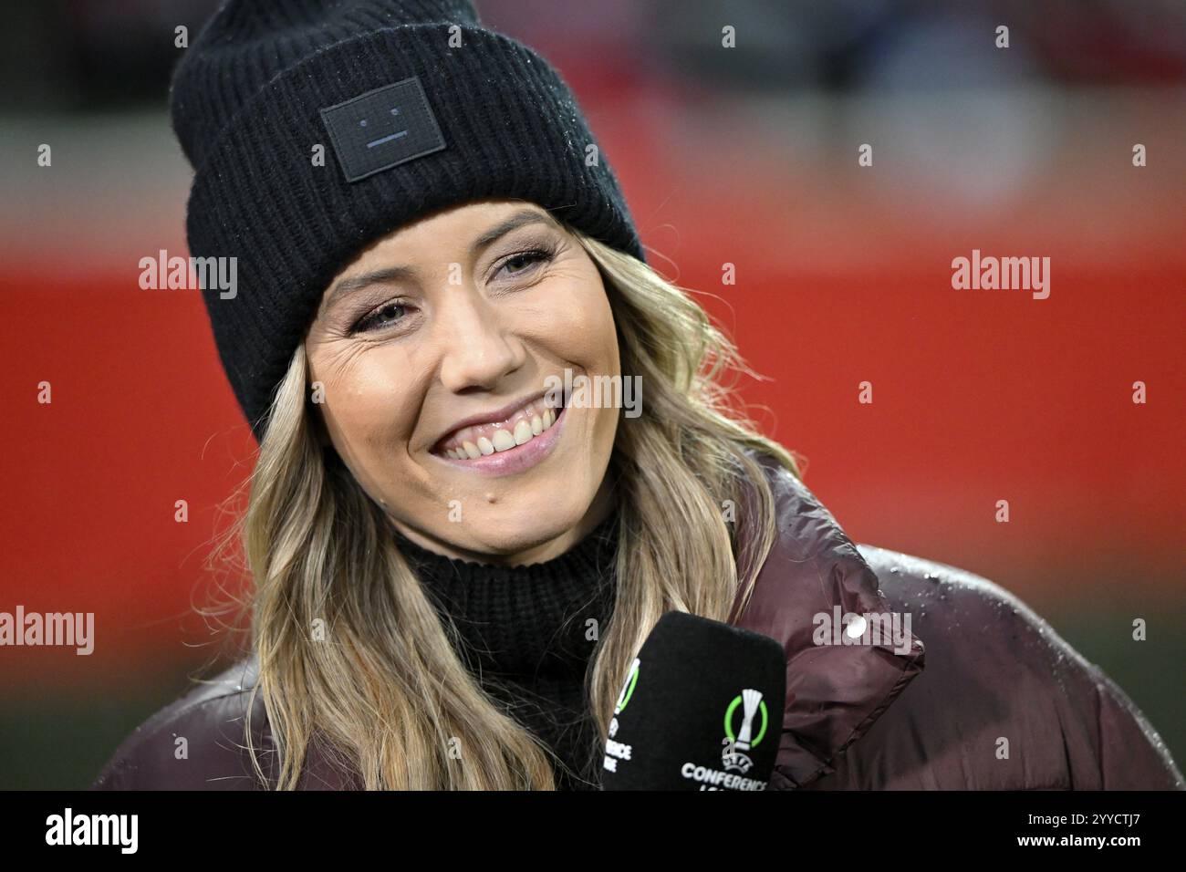 RTL reporter presenter Laura Papendick, portrait, in interview microphone microphone logo ...