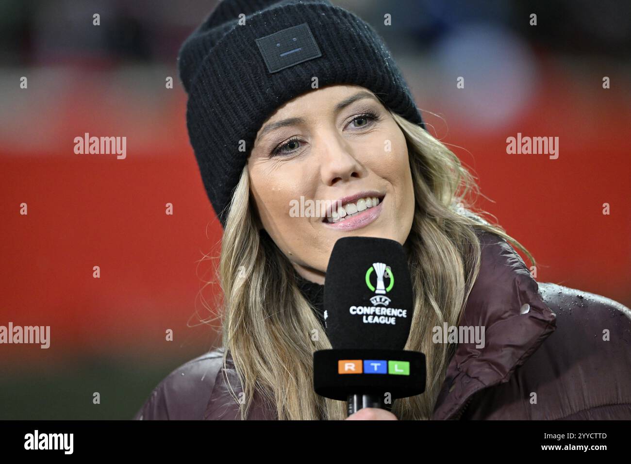 RTL reporter presenter Laura Papendick, portrait, in interview microphone microphone logo ...