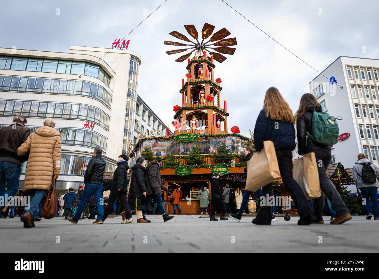Hanover, Germany. 21st Dec, 2024. Passers-by walk through the ...