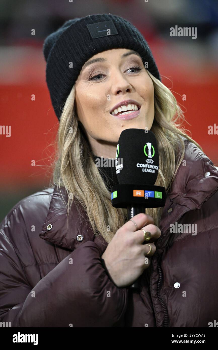 RTL reporter presenter Laura Papendick, portrait, in interview microphone microphone logo ...