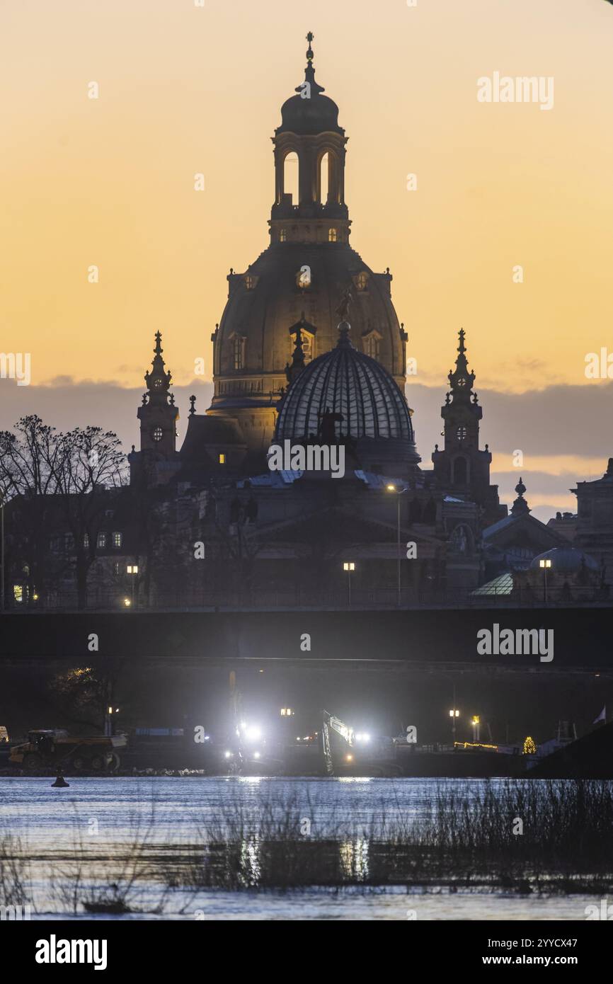 After the partial collapse of the Carola Bridge, demolition work ...