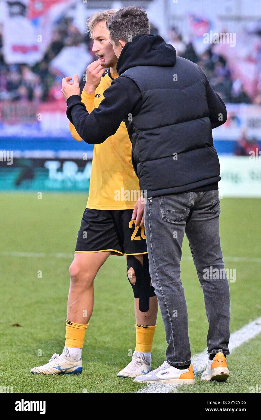 Unterhaching, Deutschland. 21st Dec, 2024. im Gespreach Sascha RISCH ...