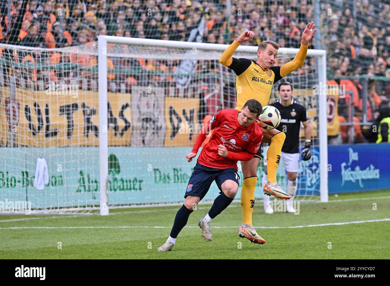 Unterhaching, Deutschland. 21st Dec, 2024. Im Duell Sebastian MAIER ...