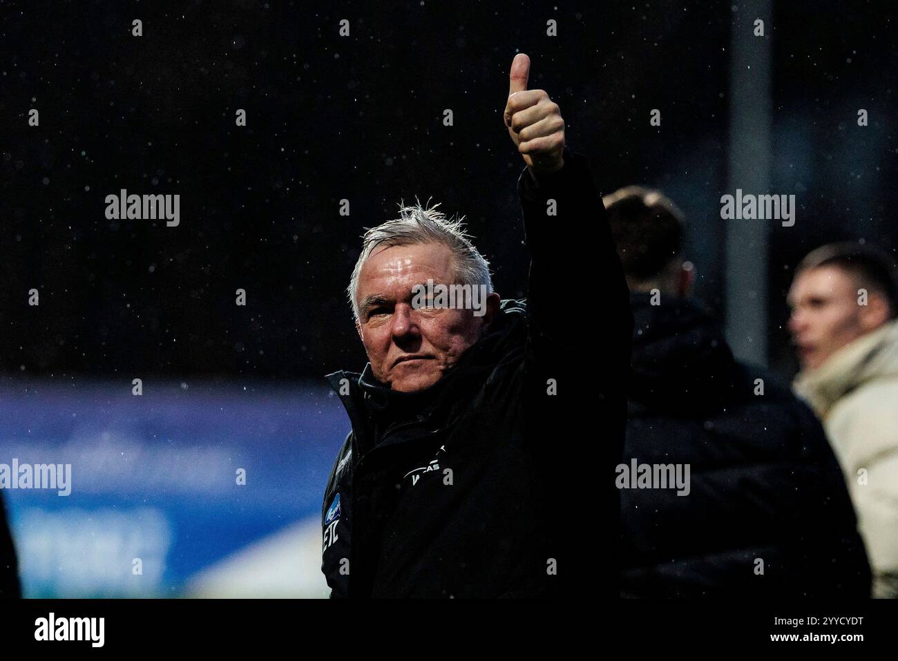 Olaf Jan?en (Trainer Viktoria K?ln) Daumen hoch Richtung Fans 3. Liga ...