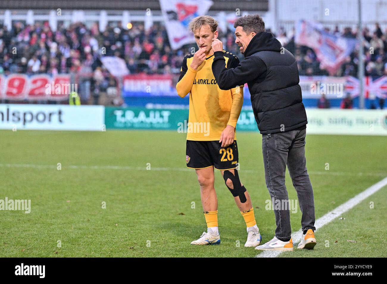 Unterhaching, Deutschland. 21st Dec, 2024. im Gespreach Sascha RISCH ...